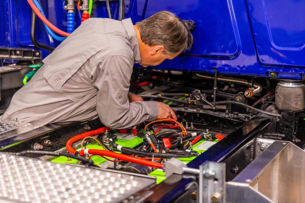 What is the Best APU for Your Long-Haul Truck Sleeper Cabin ...